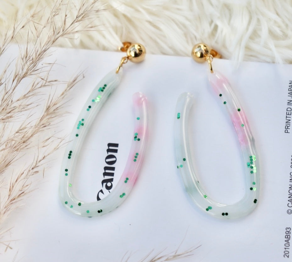 Epoxy Elegance: Crafting Chic Resin Earrings in 10 Easy Steps – Damaydells